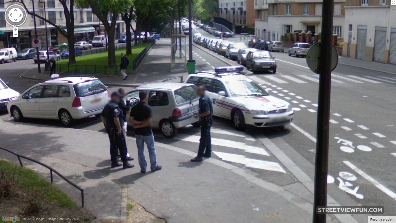 Police looking for something - STREETVIEWFUN