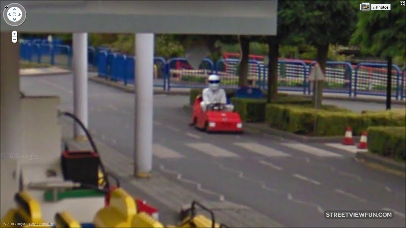 The Stig driving gokart at Legoland - STREETVIEWFUN