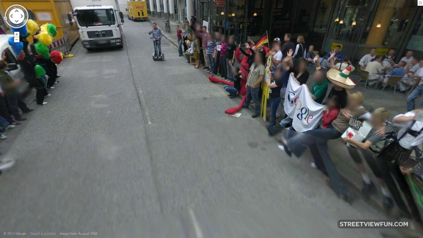 Google having fun in Hamburg, Germany - STREETVIEWFUN