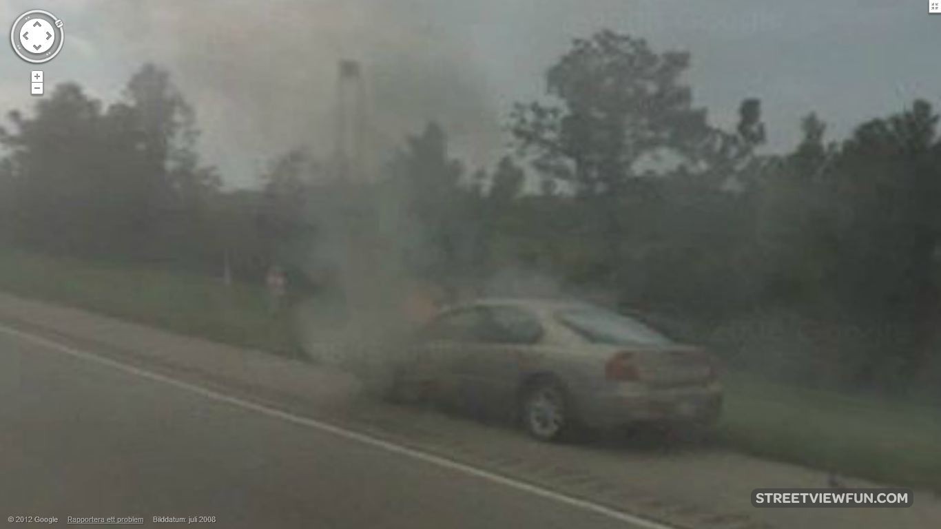 Girl escape burning car - STREETVIEWFUN