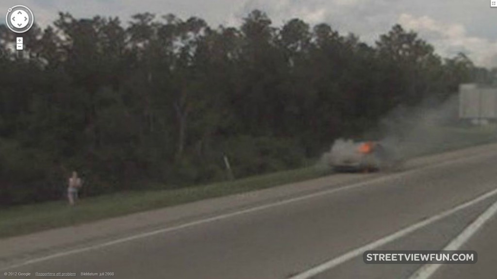 Girl escape burning car - STREETVIEWFUN