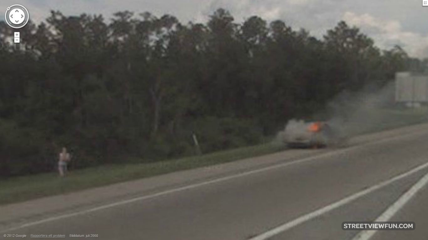 Girl escape burning car - STREETVIEWFUN