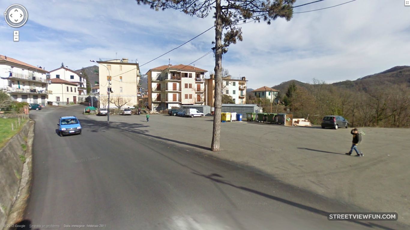 Playing tennis in the parking lot - STREETVIEWFUN