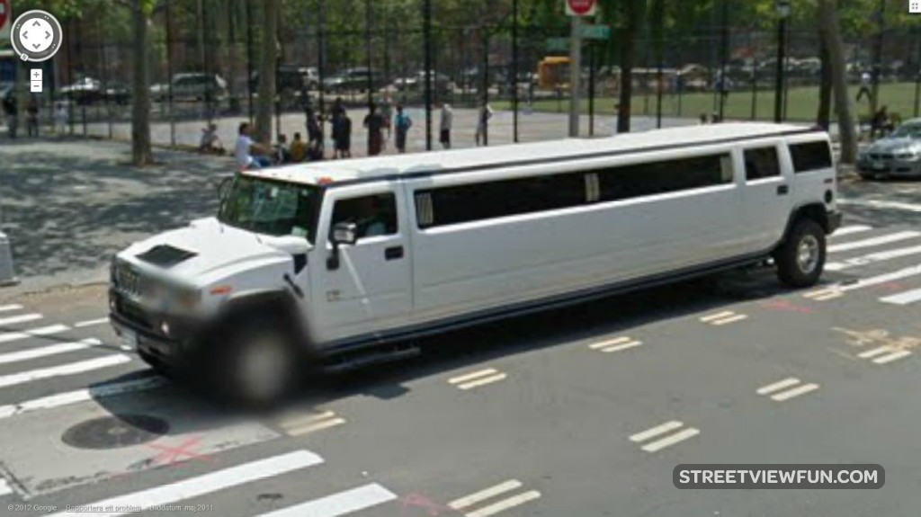 Hummer long limo in New York - StreetViewFun