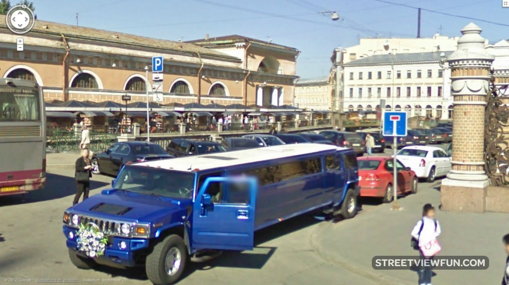 Blue Hummer limousine in Saint Petersburg - STREETVIEWFUN