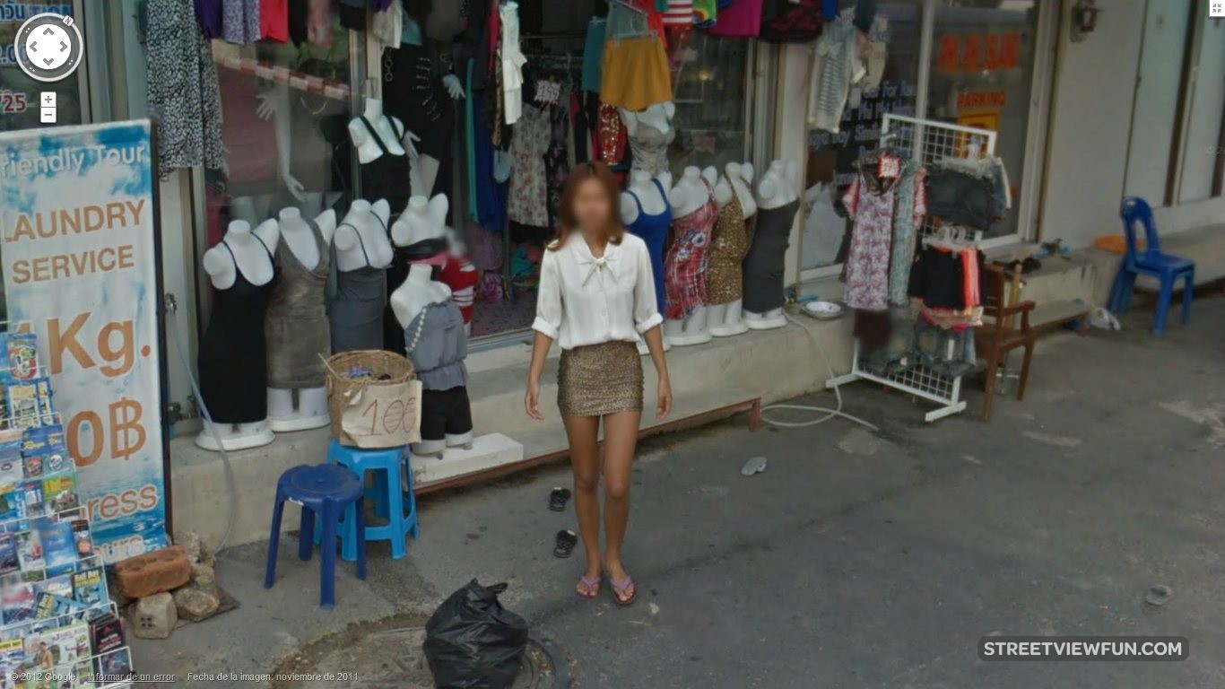 Girl in mini skirt - STREETVIEWFUN