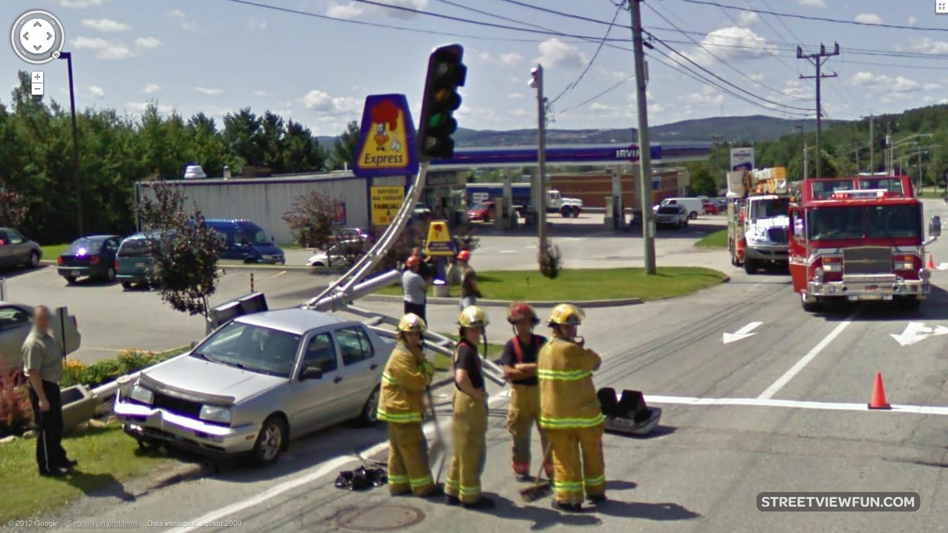 Car destroys a traffic light in Canada - STREETVIEWFUN