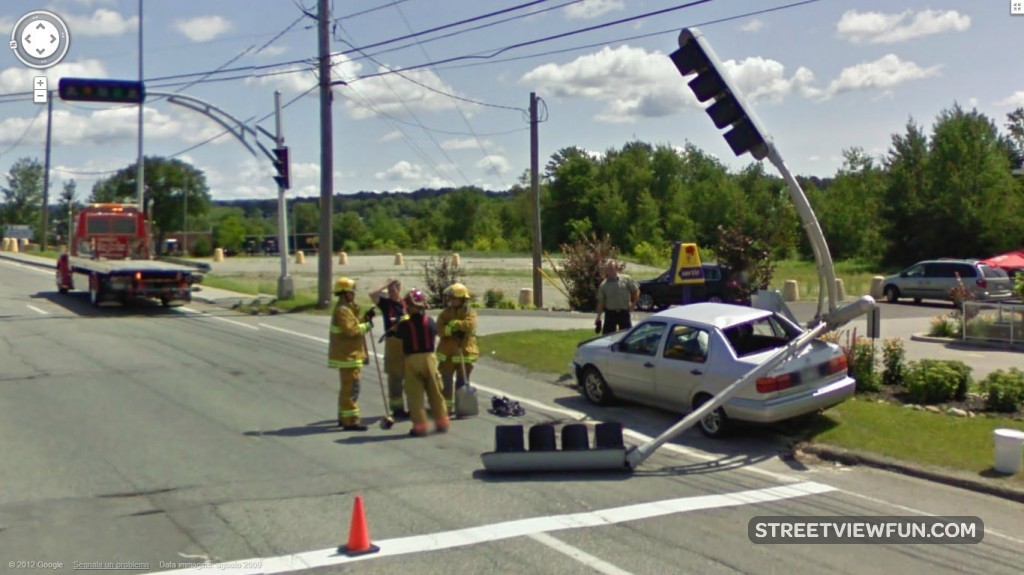 Car destroys a traffic light in Canada - STREETVIEWFUN