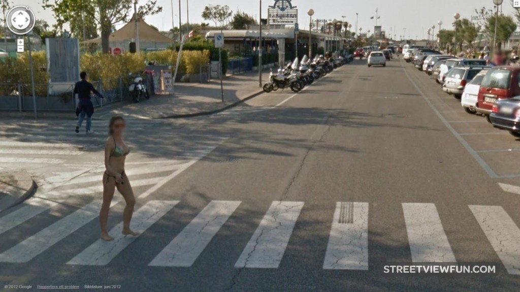 Bikini girl crossing the street - STREETVIEWFUN