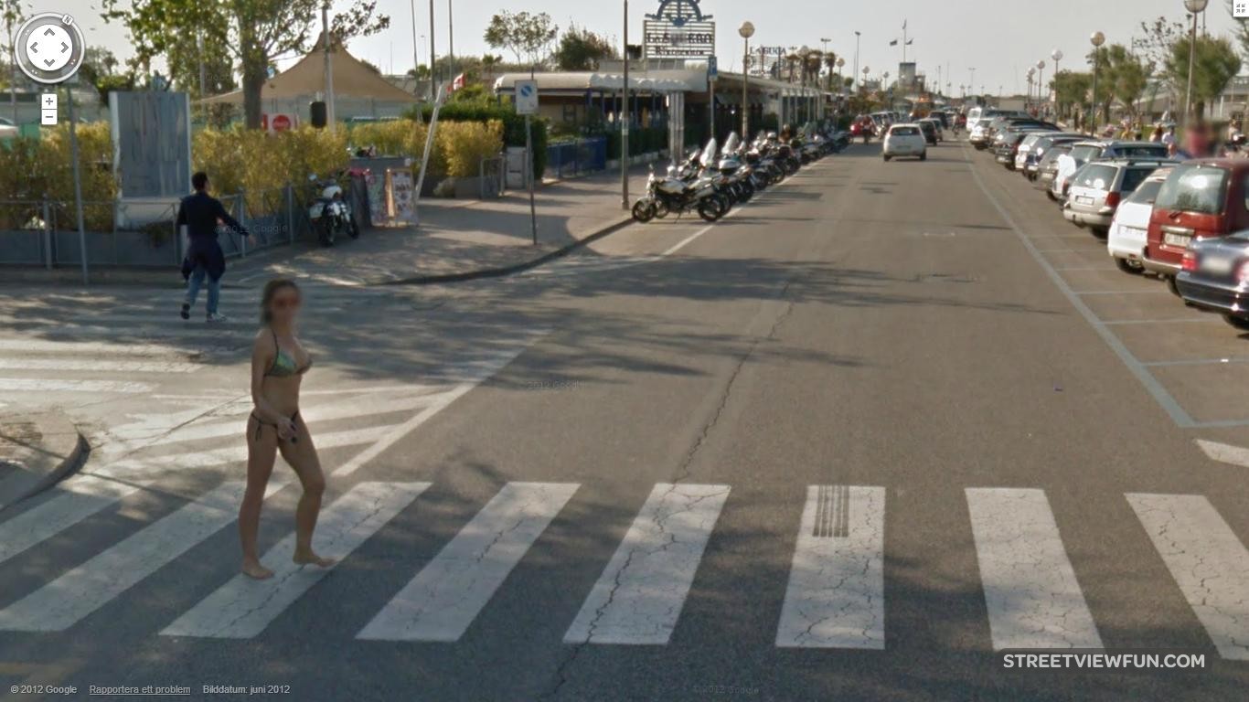 Bikini girl crossing the street - STREETVIEWFUN