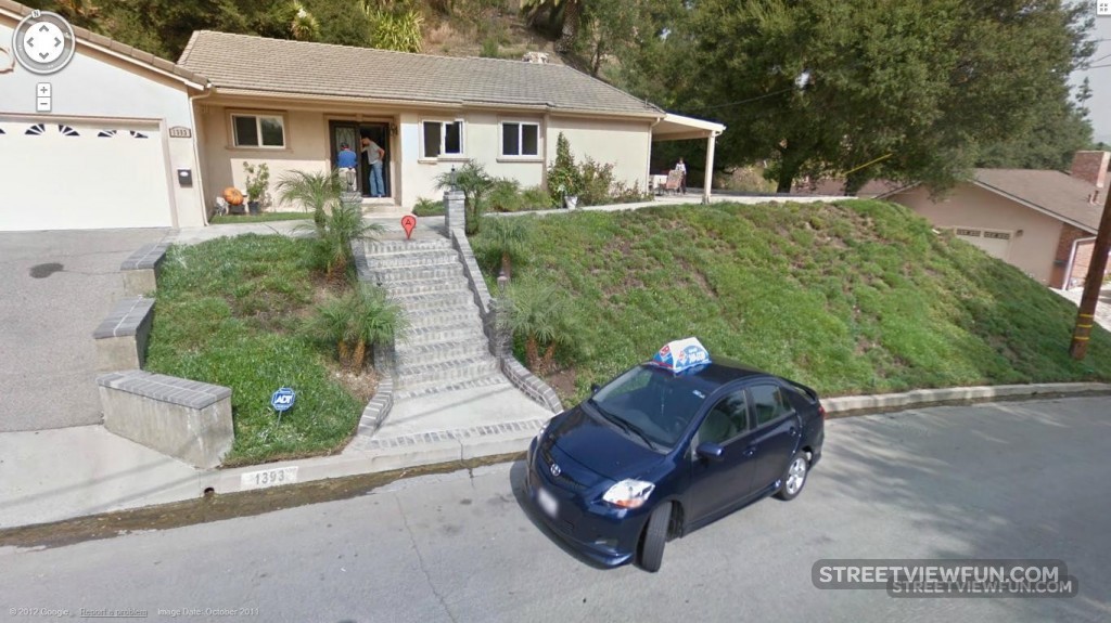 Something wrong with your pizza delivery? - StreetViewFun