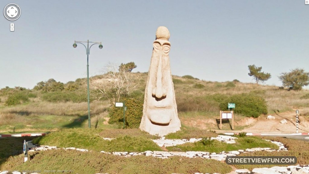 Weird statue, Nes Ziona - STREETVIEWFUN