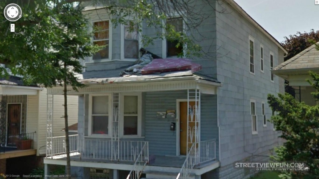 That does not look like a safe place to sleep – StreetViewFun