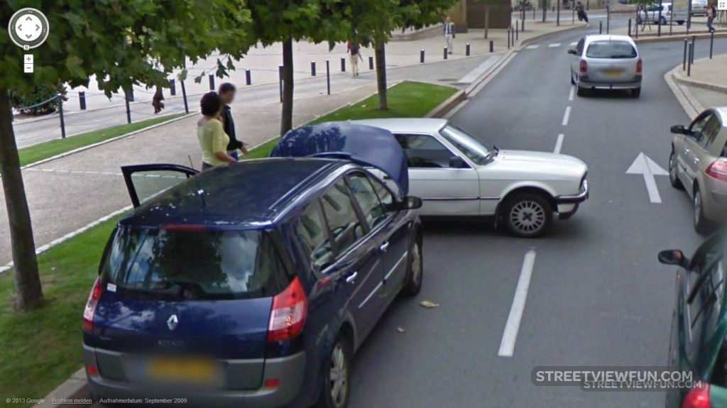 Blocking the road - STREETVIEWFUN