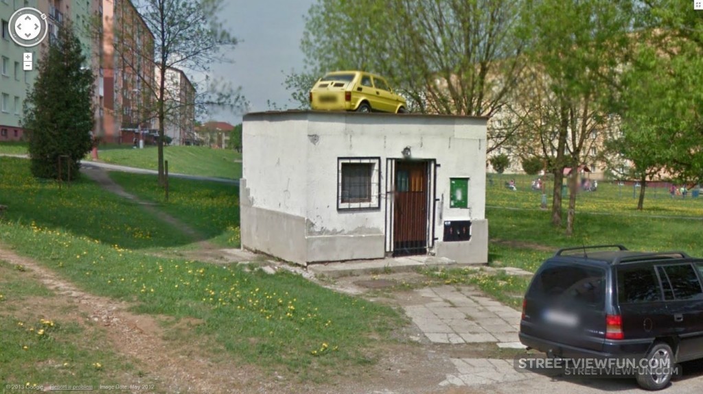 Parking on top of a tiny house - StreetViewFun