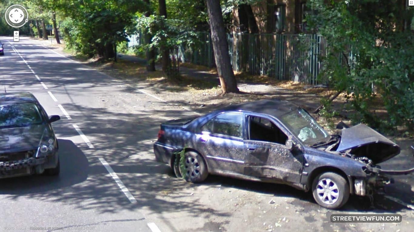 This car might be broken - STREETVIEWFUN