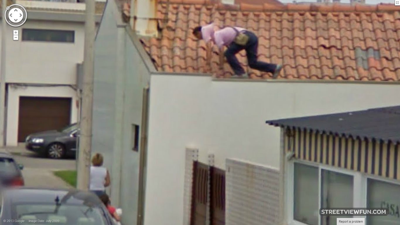 What is this man doing on the roof? – STREETVIEWFUN