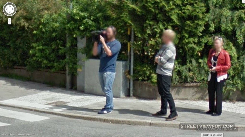 Two suspicious looking guys carrying someone wrapped in a rug - STREETVIEWFUN