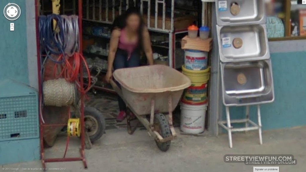 Colombian woman hard at work - STREETVIEWFUN