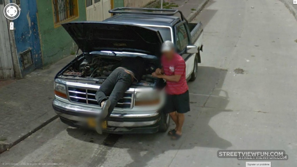 Fixing a car in Bogota - STREETVIEWFUN