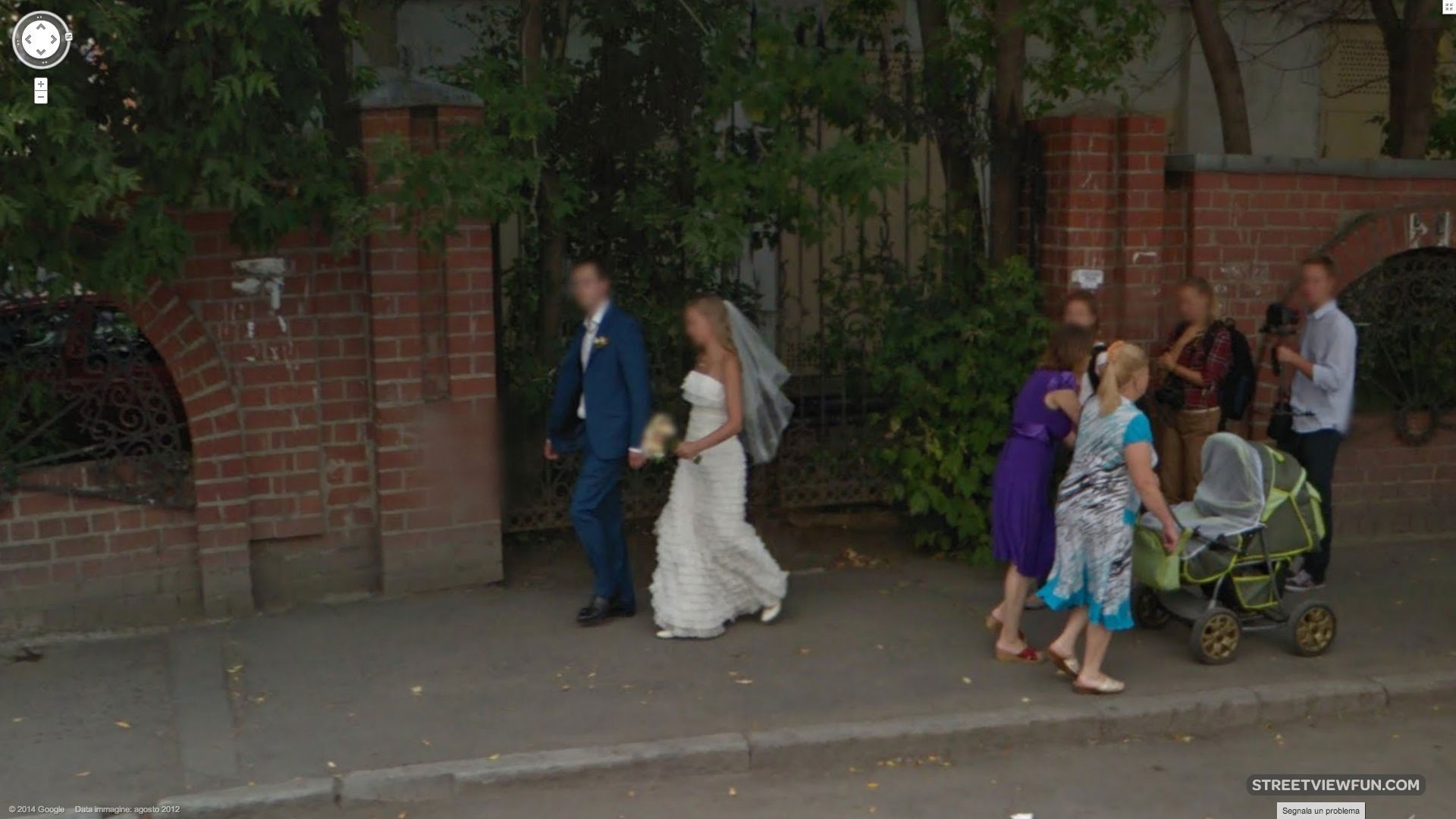 Bride and groom walking around the city - STREETVIEWFUN