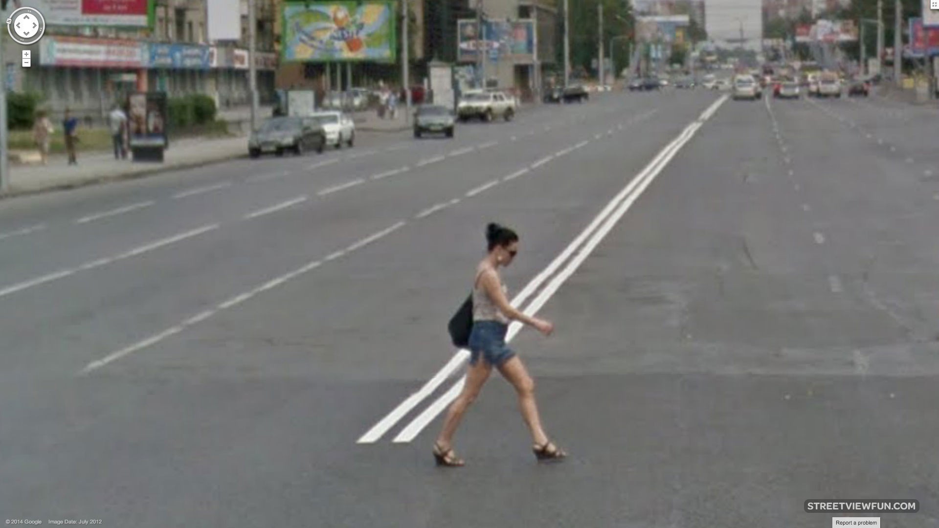 Crossing the avenue - STREETVIEWFUN