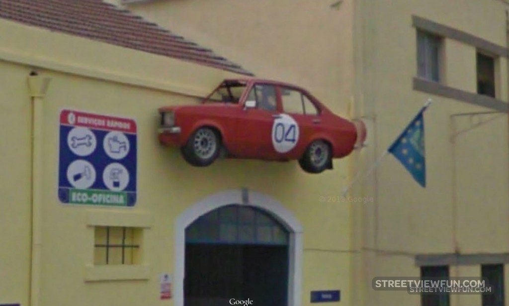Car in the wall - STREETVIEWFUN