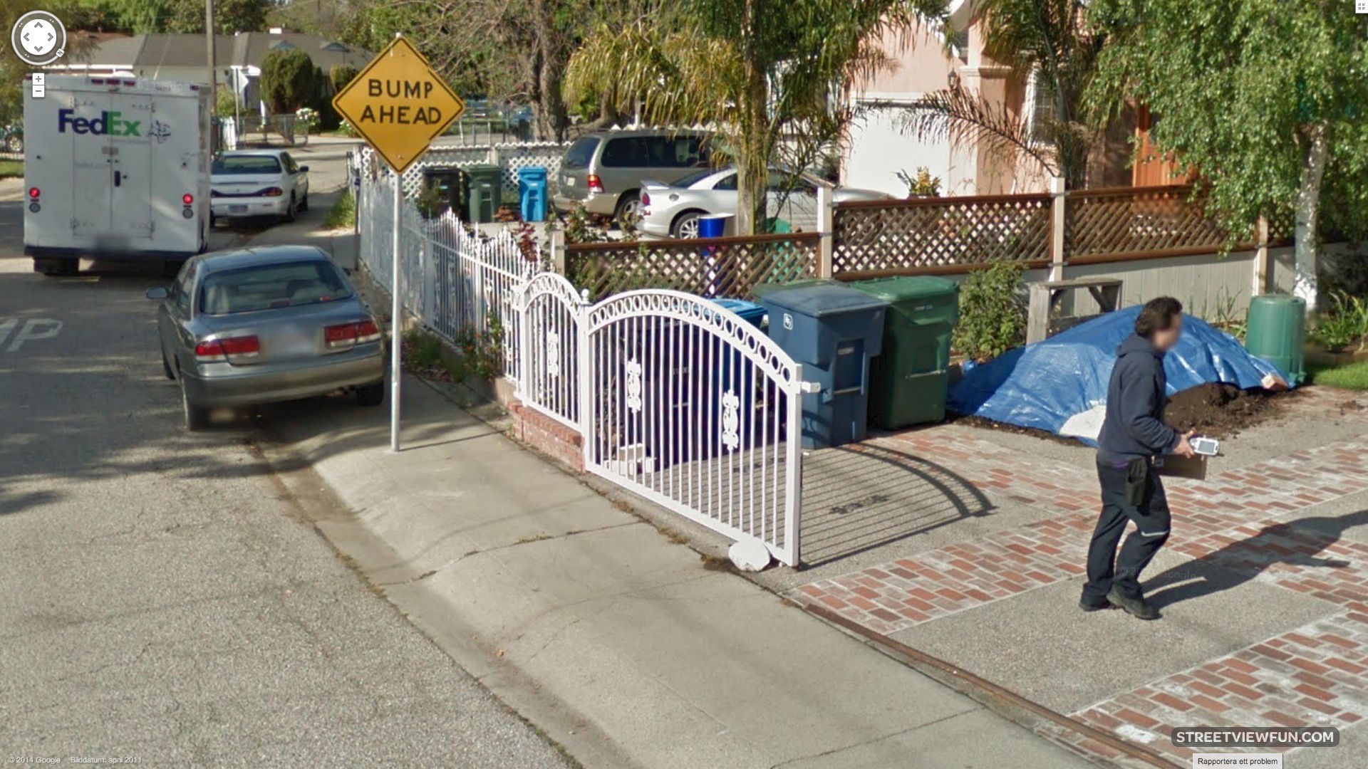 FedEx guy with a delivery - STREETVIEWFUN