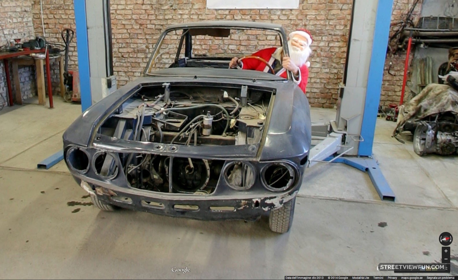 The Santa Claus cars need repair - STREETVIEWFUN