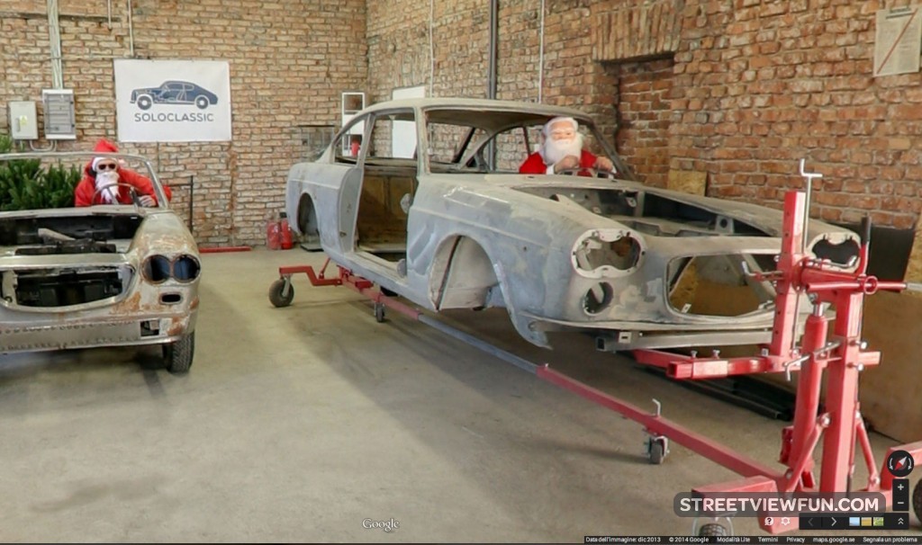 The Santa Claus cars need repair - STREETVIEWFUN
