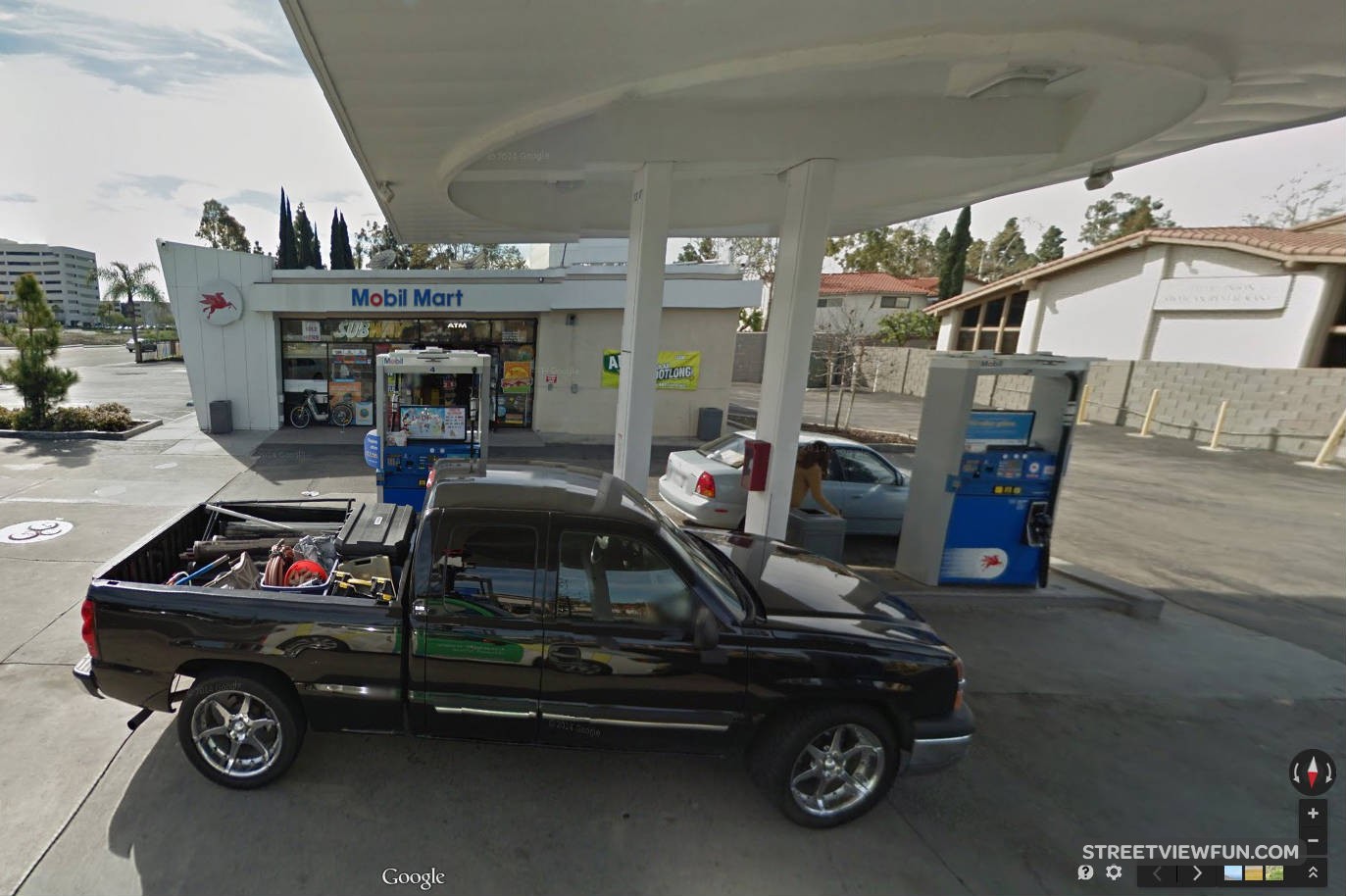 Google driver gets gas and a snack - STREETVIEWFUN