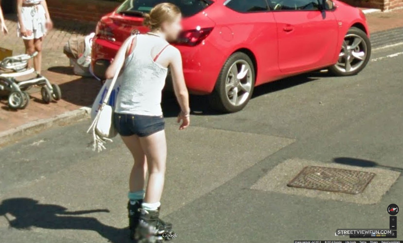 Rollergirl cutie - STREETVIEWFUN