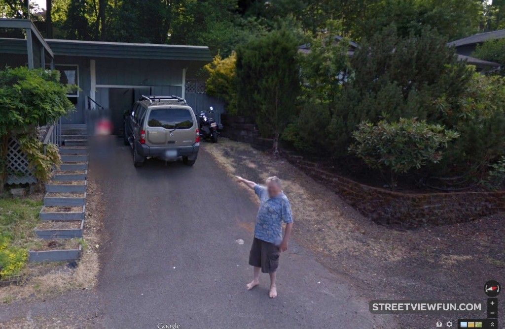 Pointing at the moon - STREETVIEWFUN