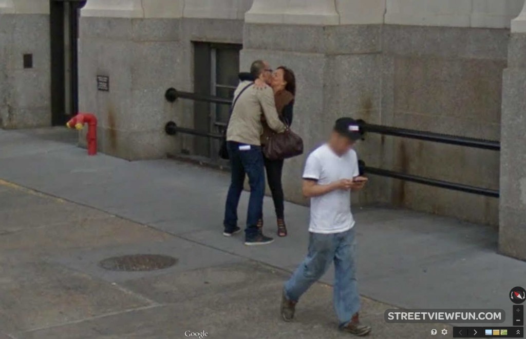 Kissing in New York - STREETVIEWFUN
