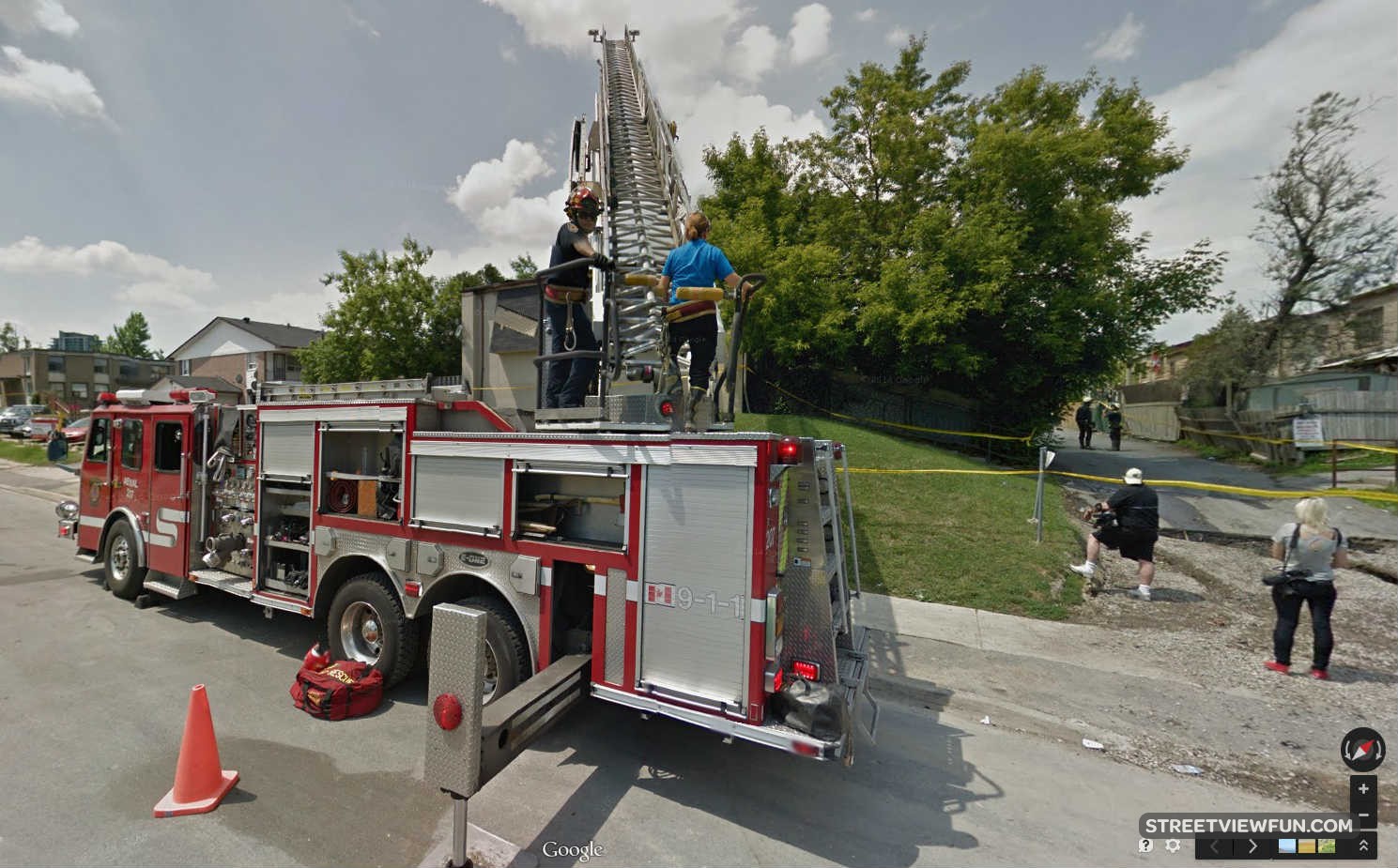 Canadian firefighters in action - STREETVIEWFUN