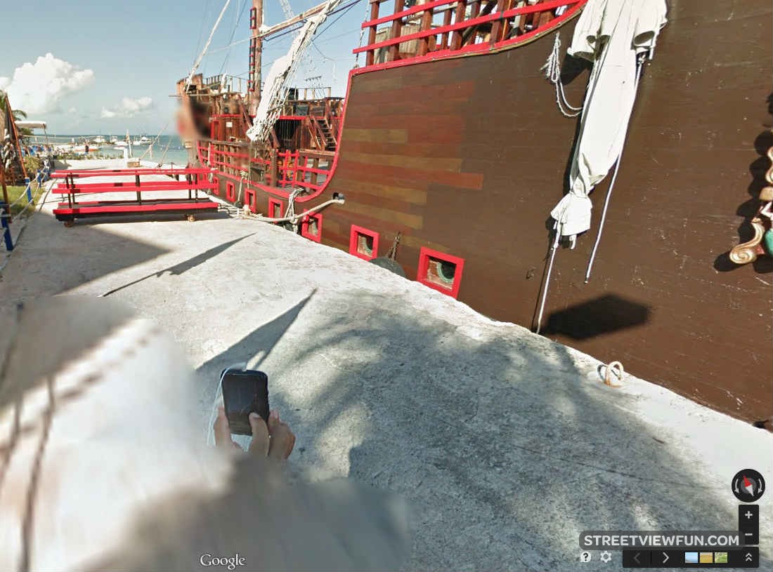 Google guy taking his own pictures - STREETVIEWFUN