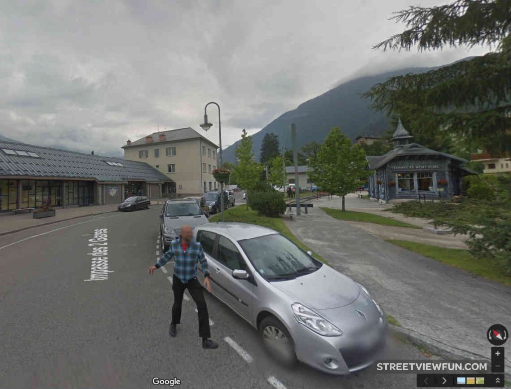 Google getting chased through the village - STREETVIEWFUN