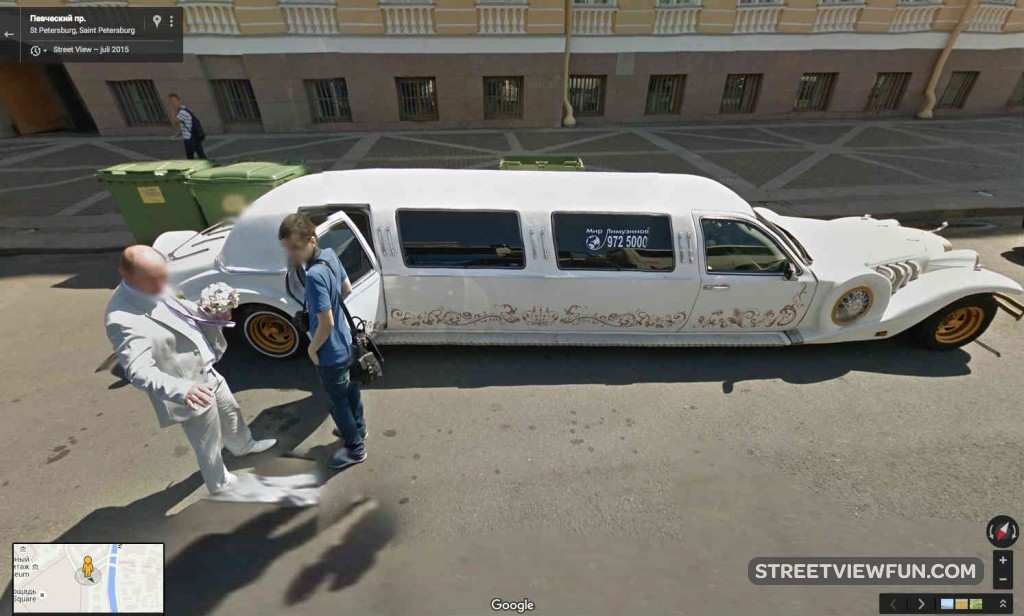Stretched limo - STREETVIEWFUN
