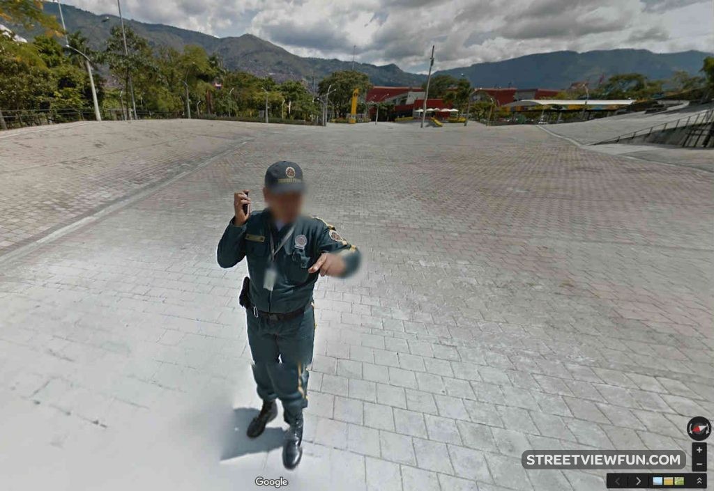 Angry security guard in Medellín, Colombia - STREETVIEWFUN