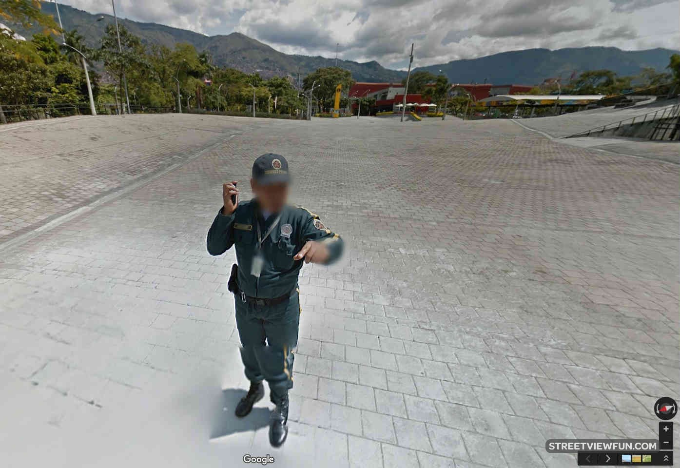 Angry security guard in Medellín, Colombia - STREETVIEWFUN