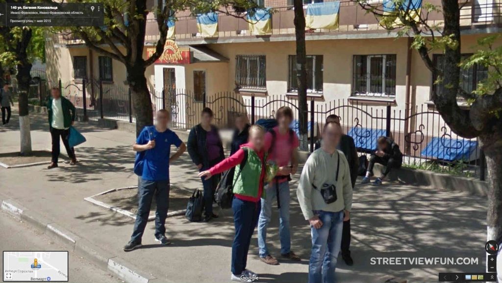 Signaling to google at the bus stop - STREETVIEWFUN