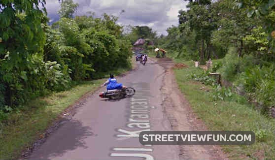 Woman falls off motorcycle in Indonesia - STREETVIEWFUN