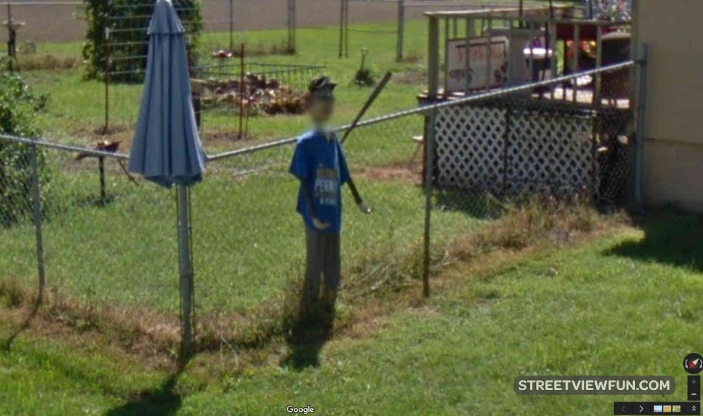 Backyard mannequin - STREETVIEWFUN