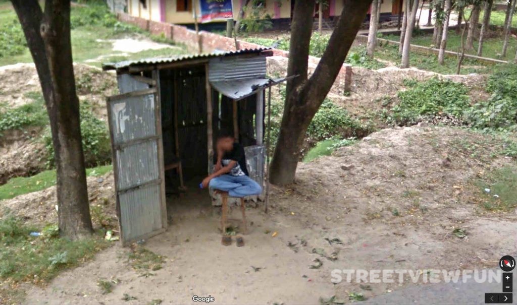 Waiting for the bus in Bangladesh - STREETVIEWFUN