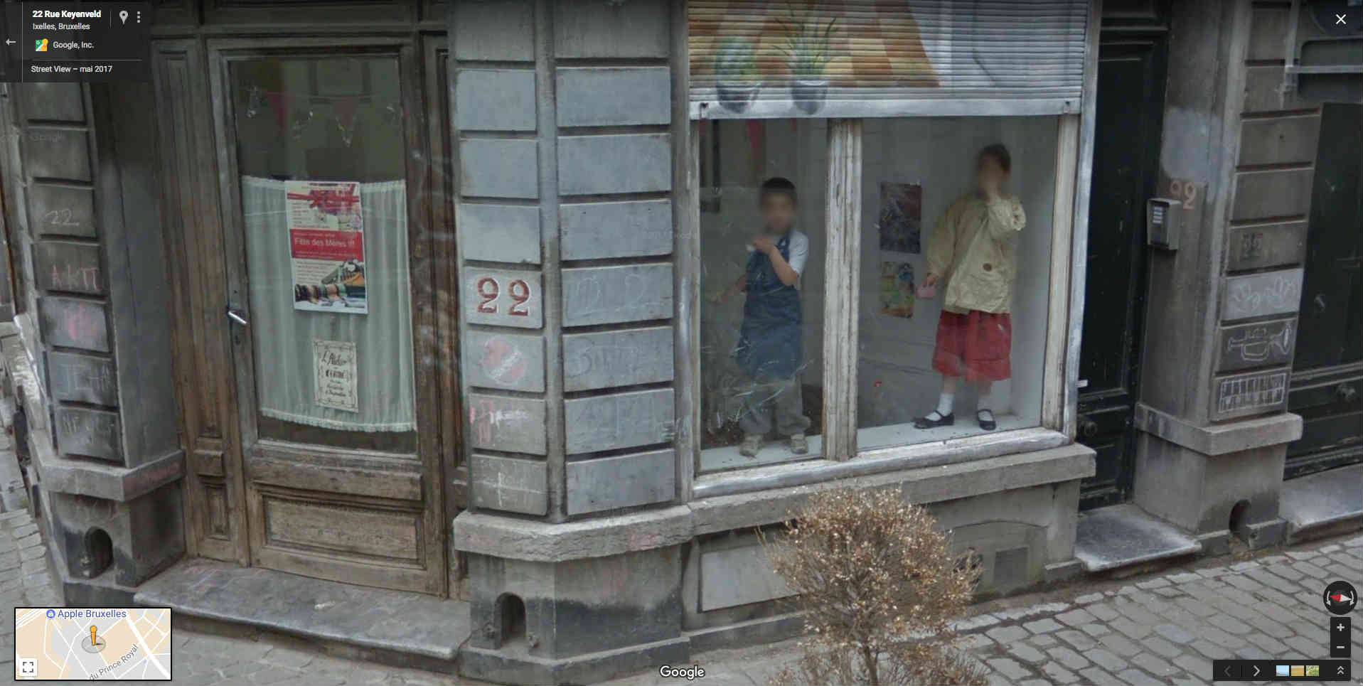 Children in the display window - STREETVIEWFUN