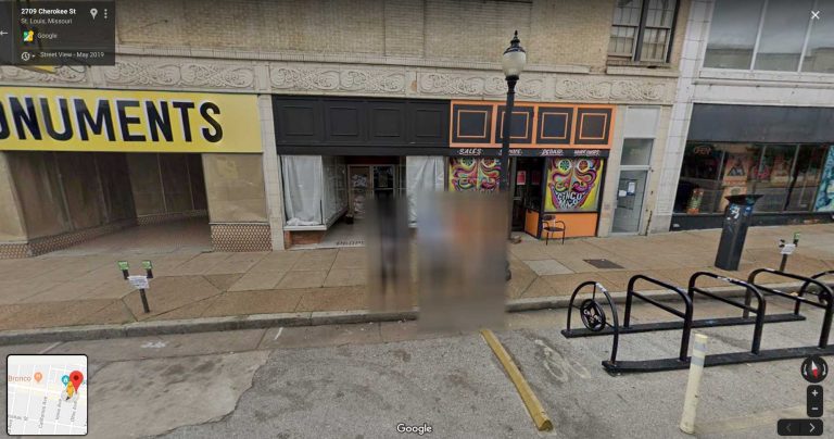 3 guys moon in St Louis – StreetViewFun