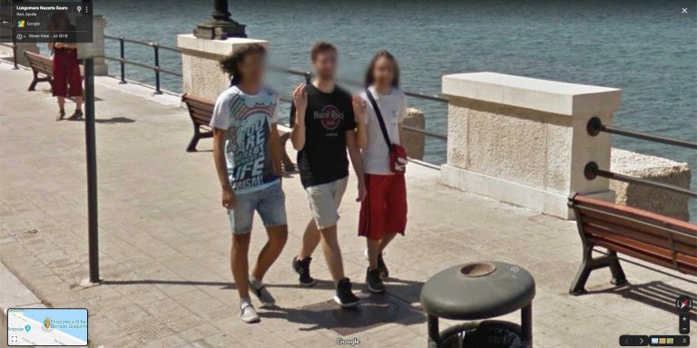 Synchronized greeting - STREETVIEWFUN