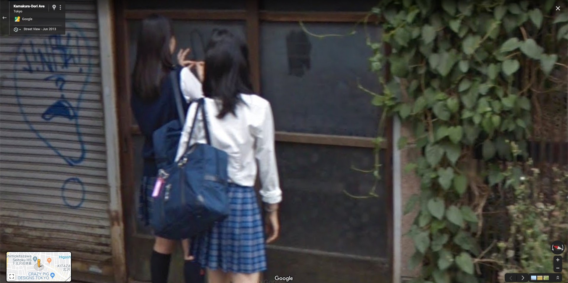 Is she drawing what I think she's drawing? - STREETVIEWFUN