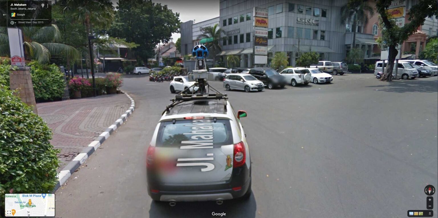 2 google maps street view cars taking photos of eachother - STREETVIEWFUN