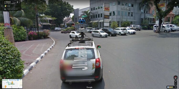 2 google maps street view cars taking photos of eachother - STREETVIEWFUN